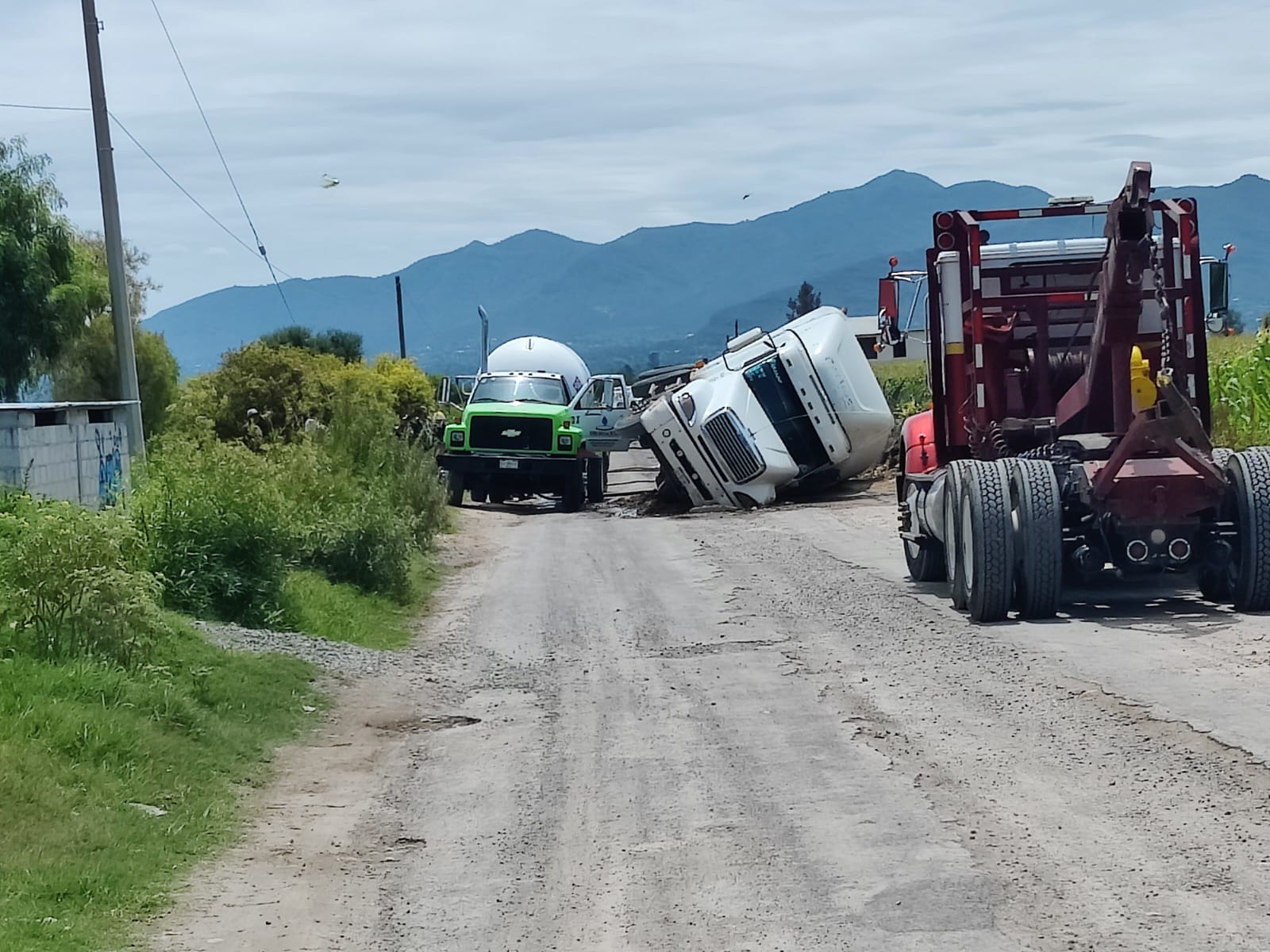 Vuelca pipa cargada de gas LP en San Salvador | El Universal Hidalgo